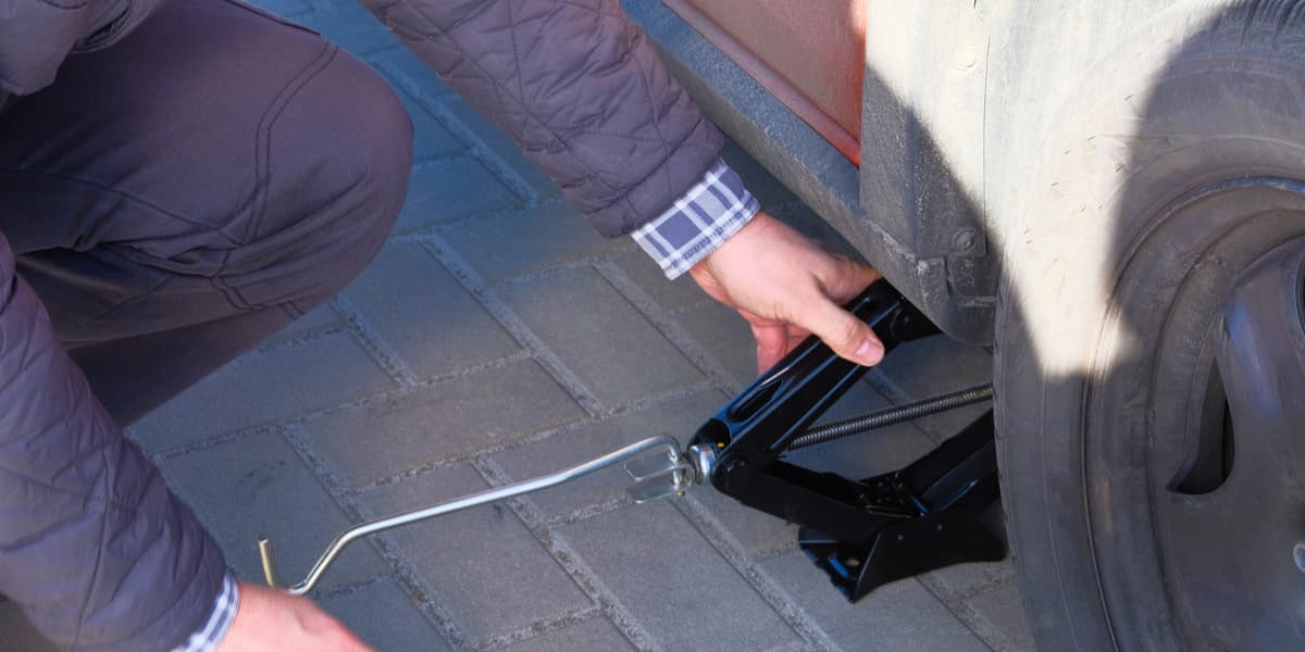 Come cambiare una ruota bucata: consigli e istruzioni - brumbrum BLOG